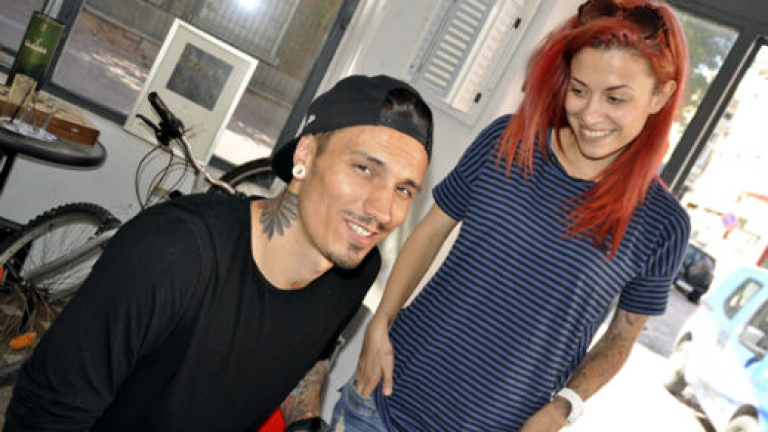 DJ Мартен свързан с жена си с татуси (СНИМКИ) - Lifestyle.bg