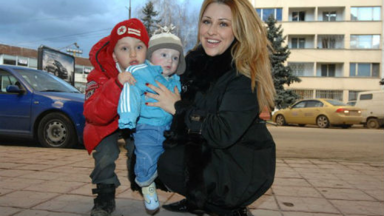 Рени скрила от родителите си, че се жени - Lifestyle.bg